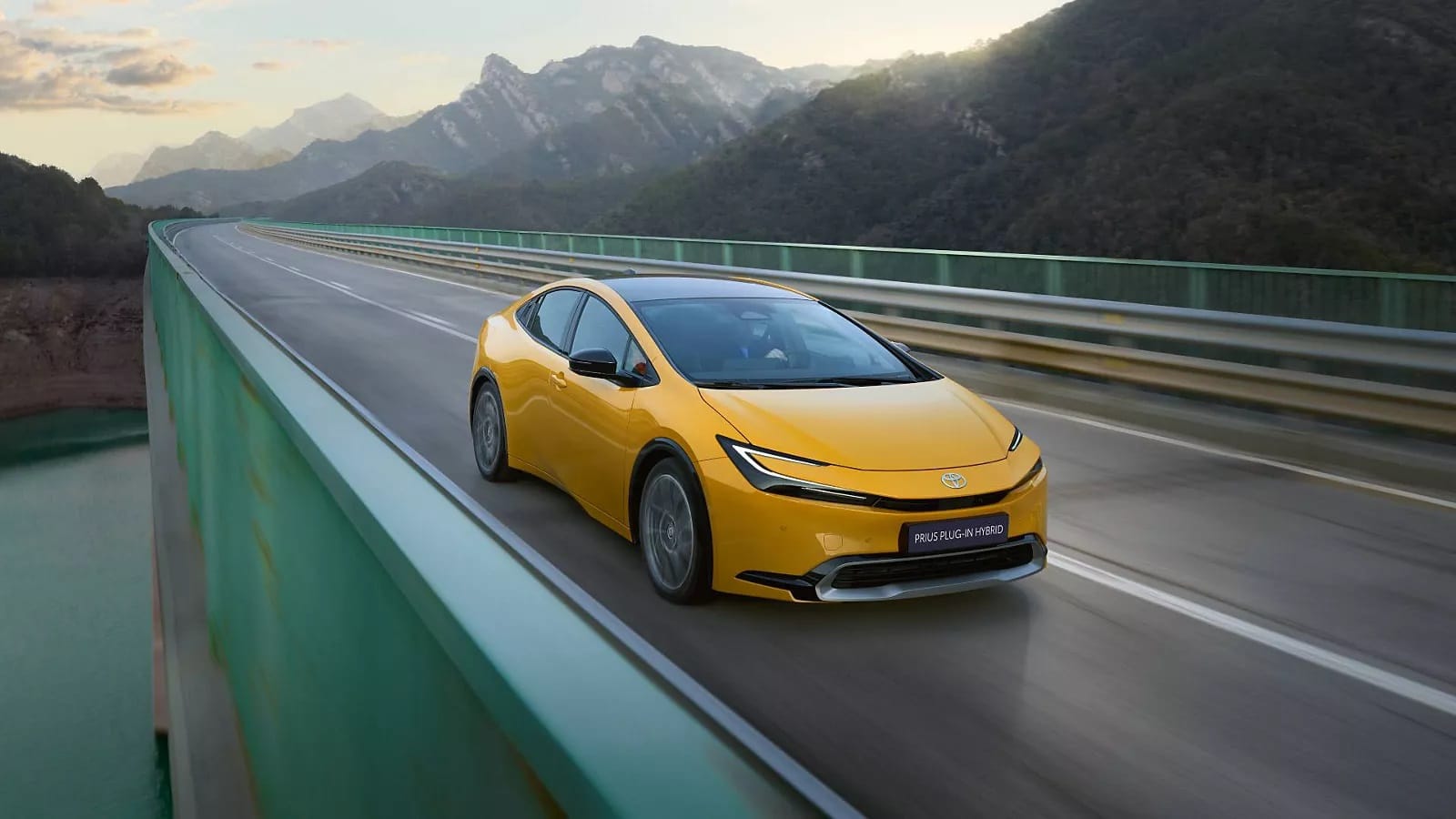 Naujasis Toyota Prius Plug-in Hybrid – „Red Dot 2023“ dizaino ...